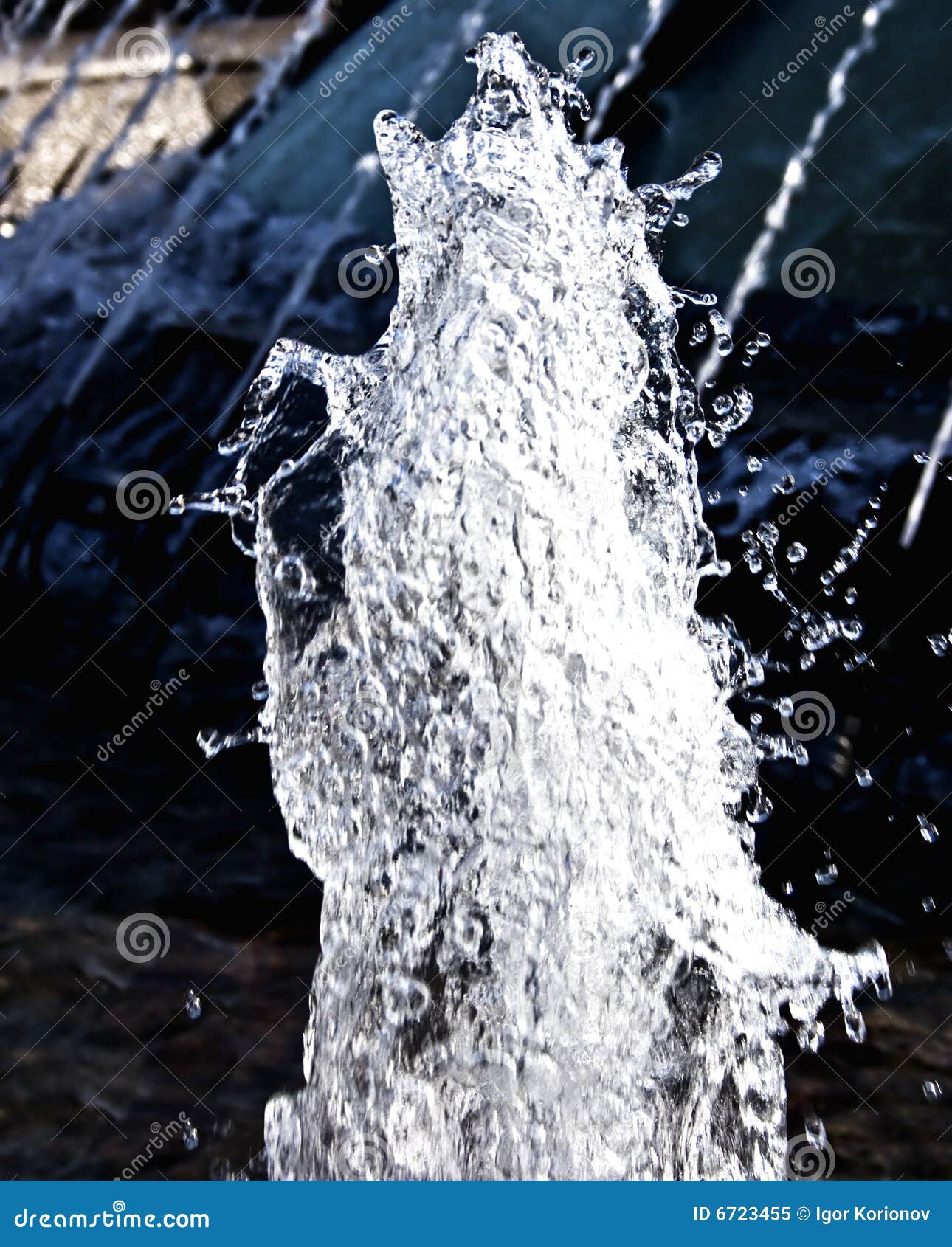 Stroom van water stock afbeelding. Image of samenvatting - 6723455