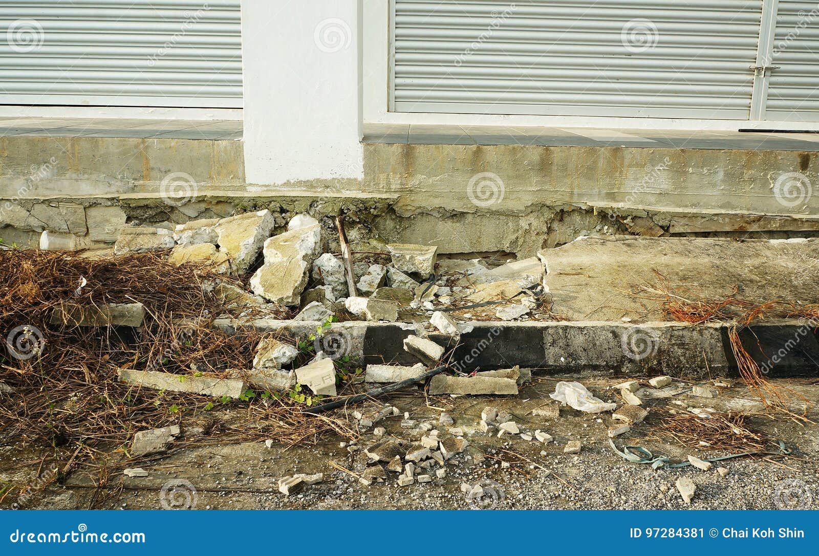 Structure Cracked and Collapsed - Foundation Problems Stock Image ...