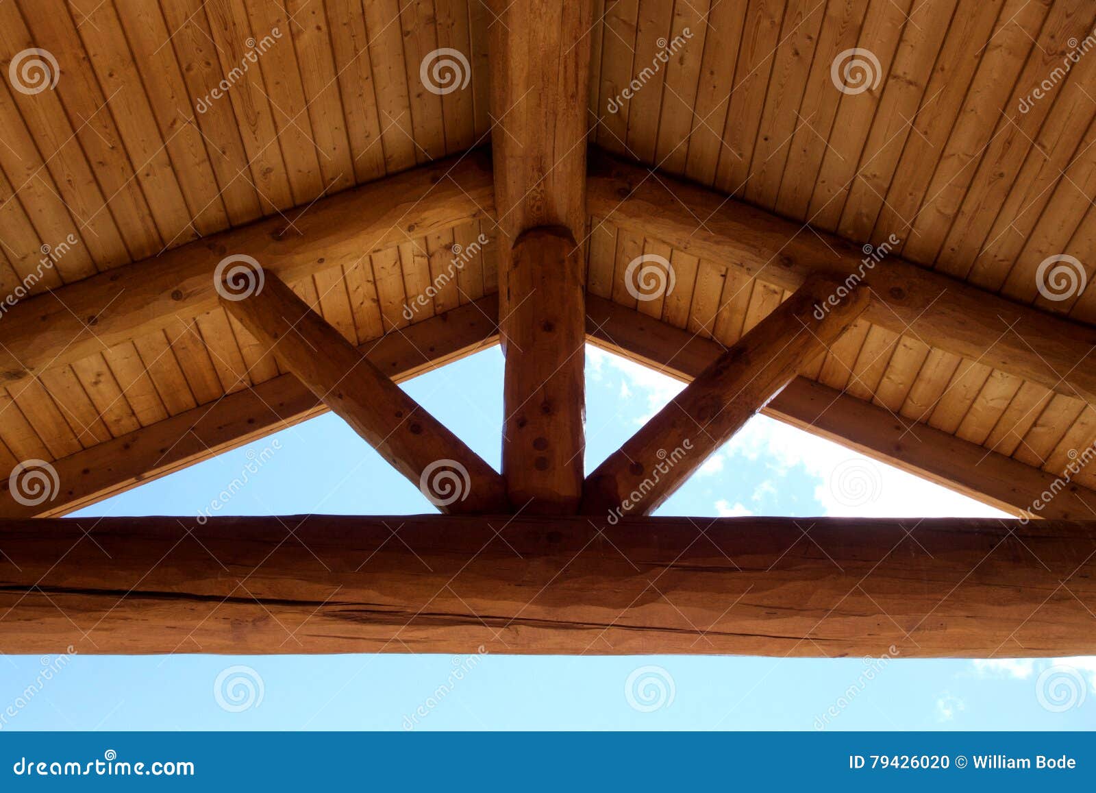 Structure De Bois Ronde Gabel Roof Beams Photo stock - Image du rond ...