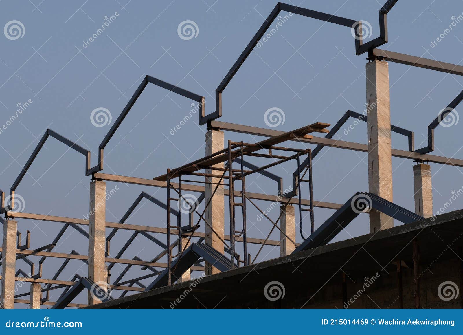 Structure De Toit En Acier De La Maison En Construction Image stock ...