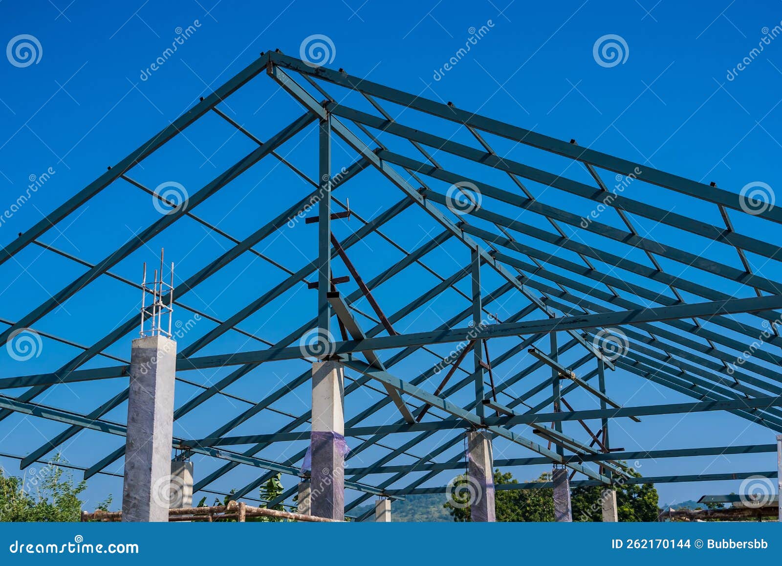 Structure De Toit En Acier Pour La Construction De Maisons Photo stock ...