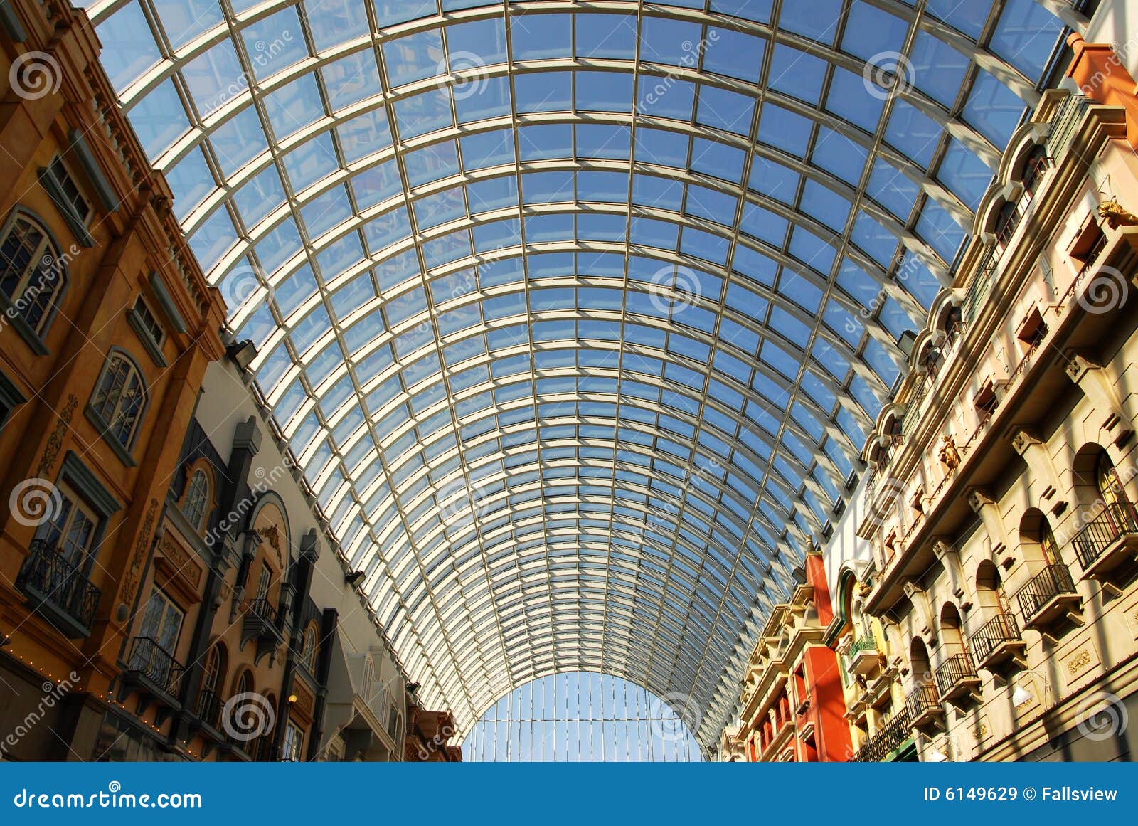 Structure de toit en verre image stock. Image du diagonale - 6149629