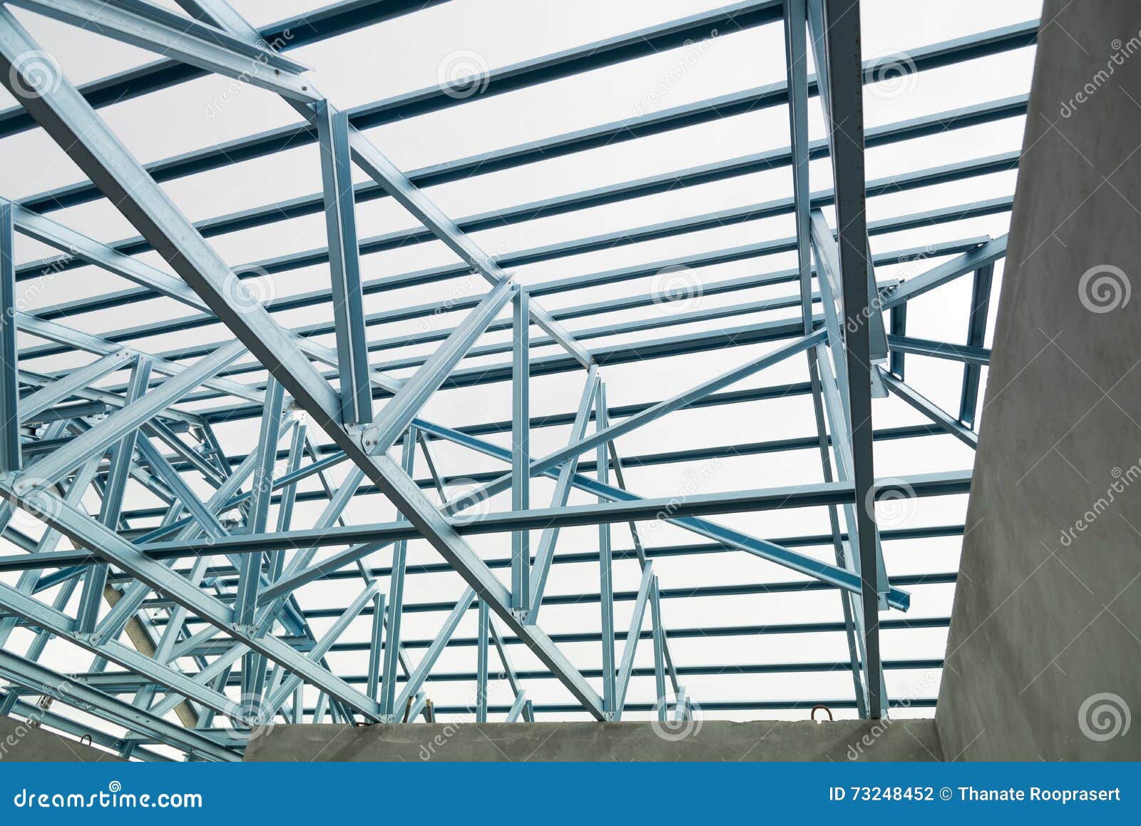 Structure du toit en acier photo stock. Image du gens - 73248452