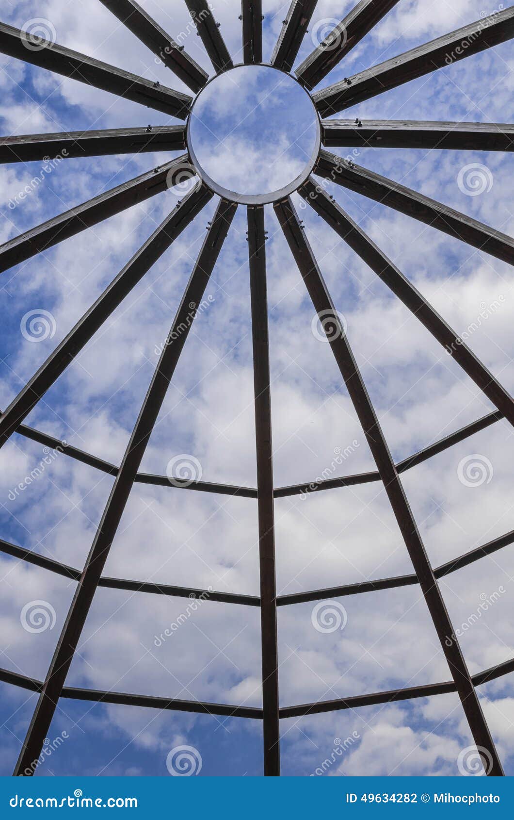 Structure En Bois De Coupole Photo stock - Image du voûte, clair: 49634282
