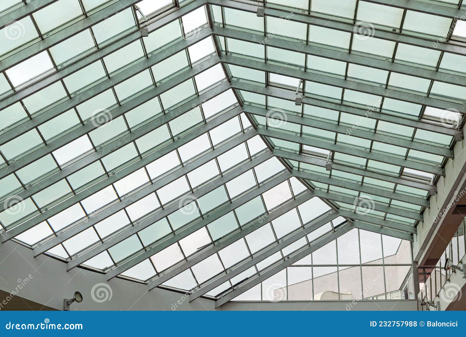 Structure en verre photo stock. Image du acier, hublots - 232757988