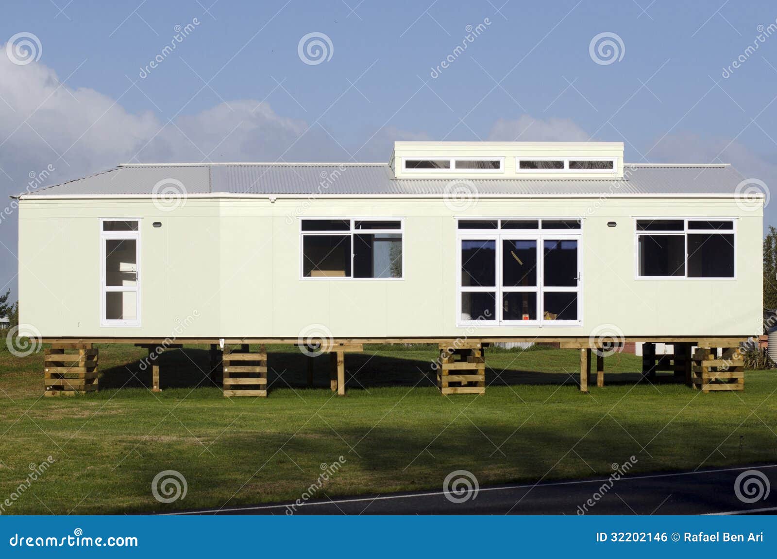 Structure relocation editorial photo. Image of industry - 32202146