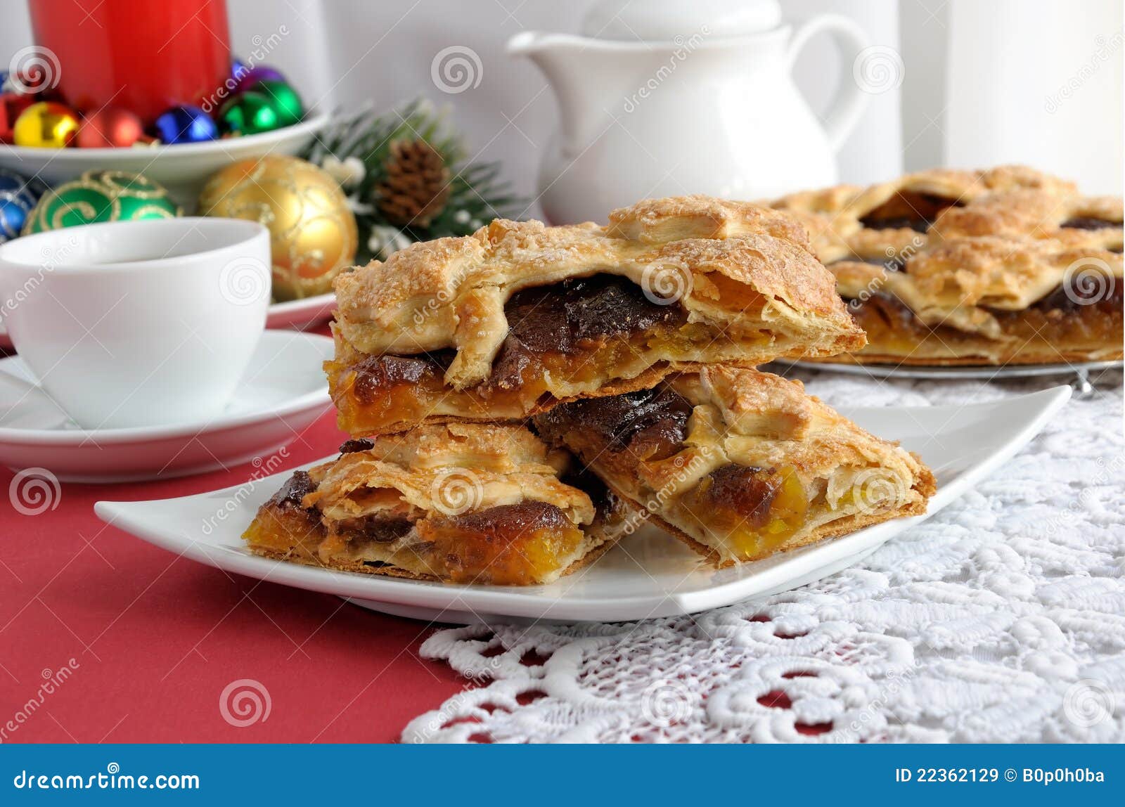 Strudel Des Pommes Et Du Bourrage Image stock - Image du nourriture ...