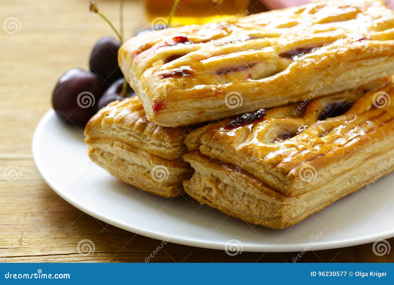 Strudel Van Bladerdeeg Met Kers Stock Afbeelding - Image of gebak, zoet ...