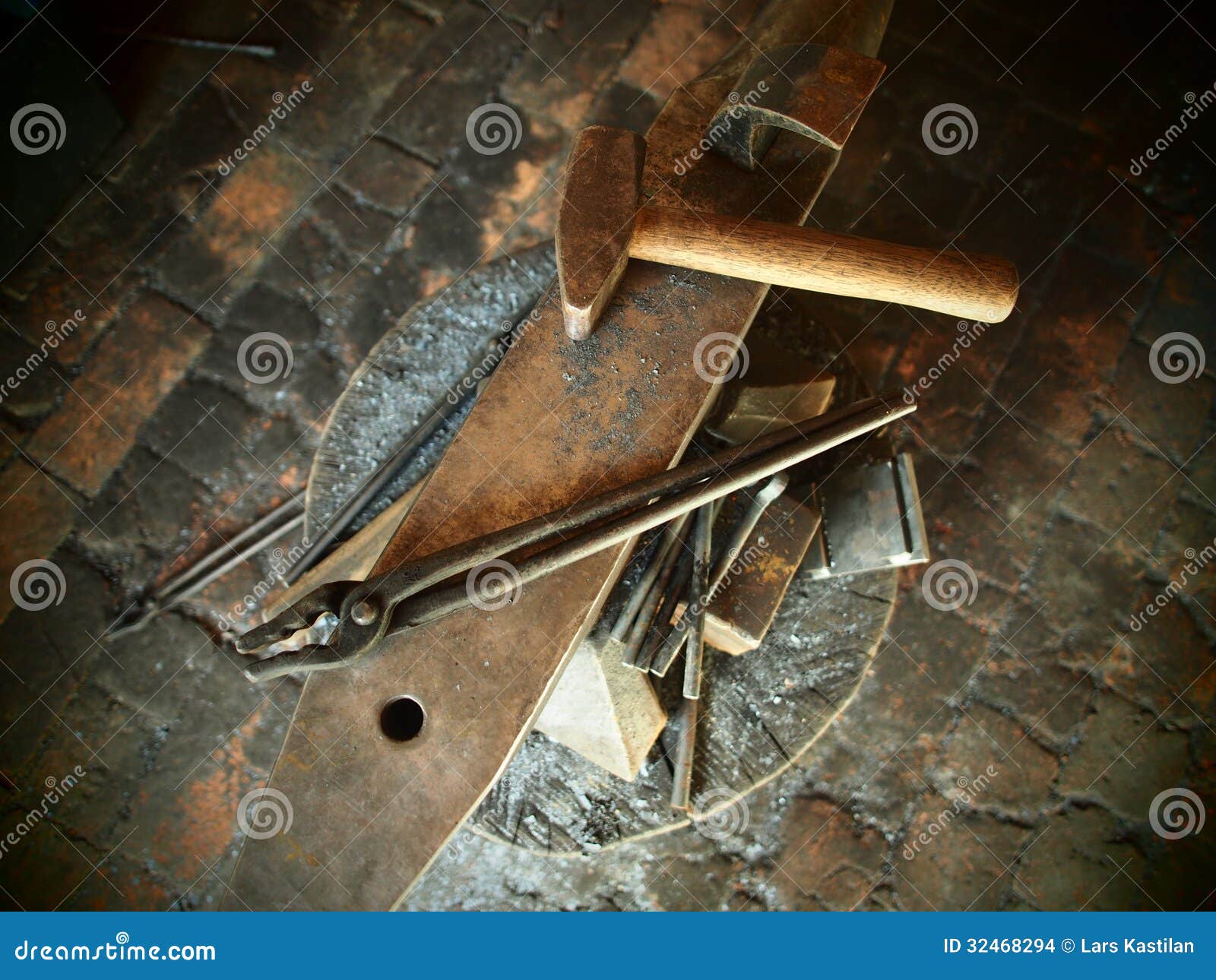 Strumenti di un fabbro fotografia stock. Immagine di pietra - 32468294