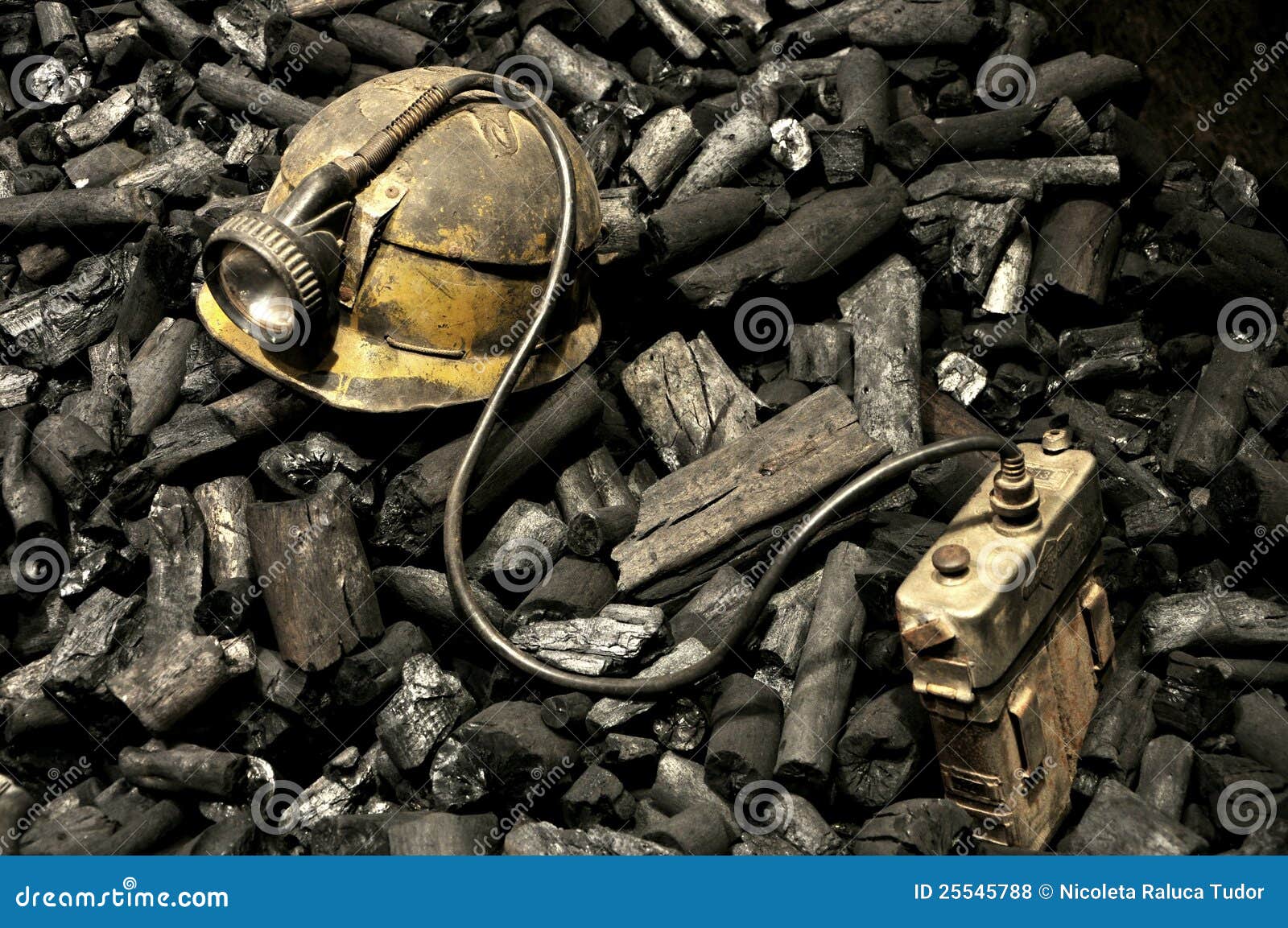 Strumenti E Carbone Del Minatore Fotografia Stock - Immagine di luce ...