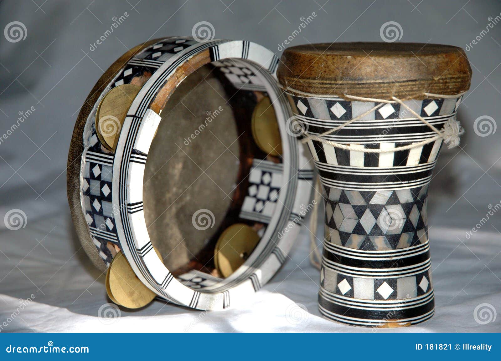 Strumenti egiziani immagine stock. Immagine di tamburello - 181821