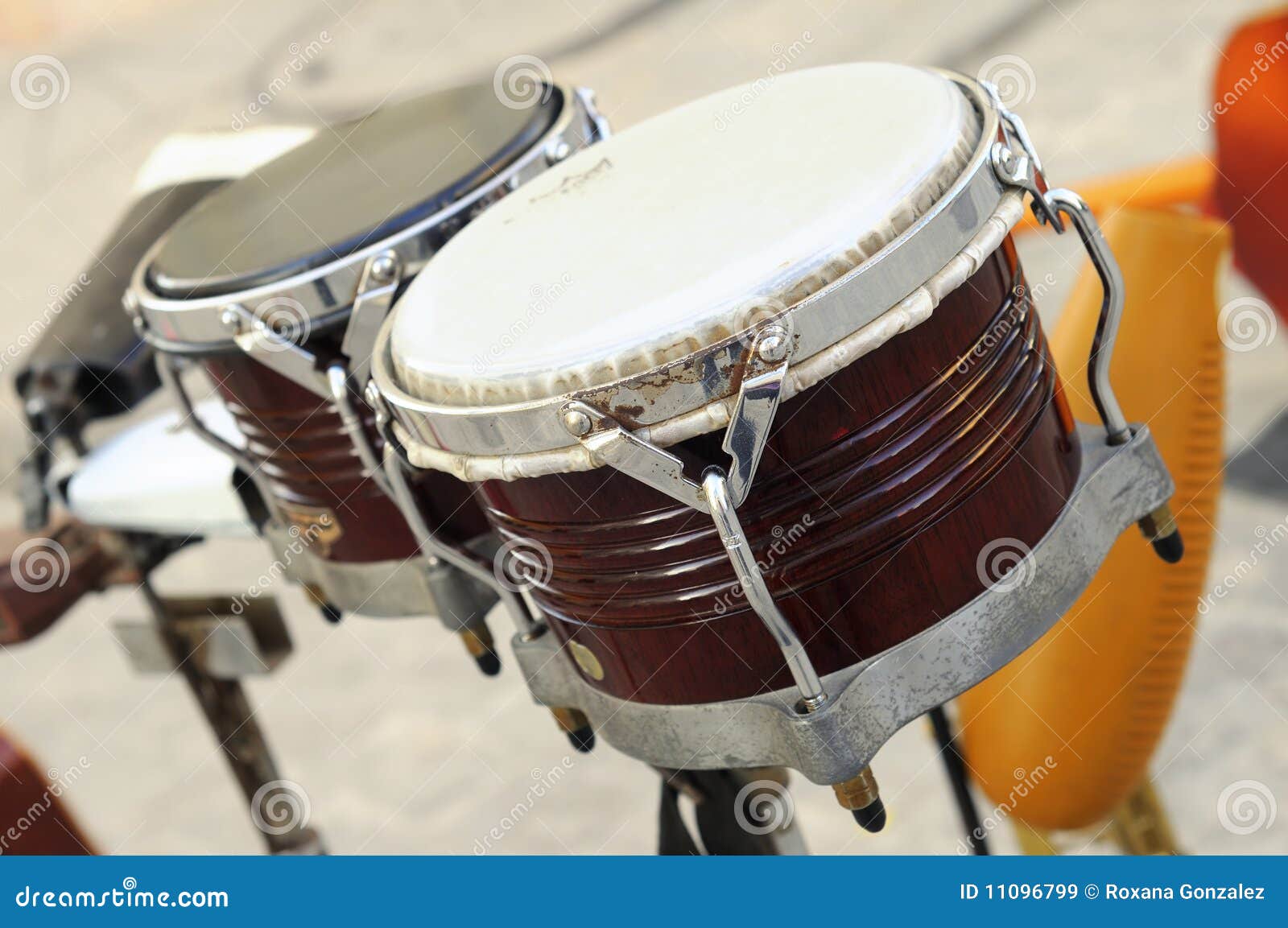 Strumento Di Percussione Cubano - Bongo Immagine Stock - Immagine di ...