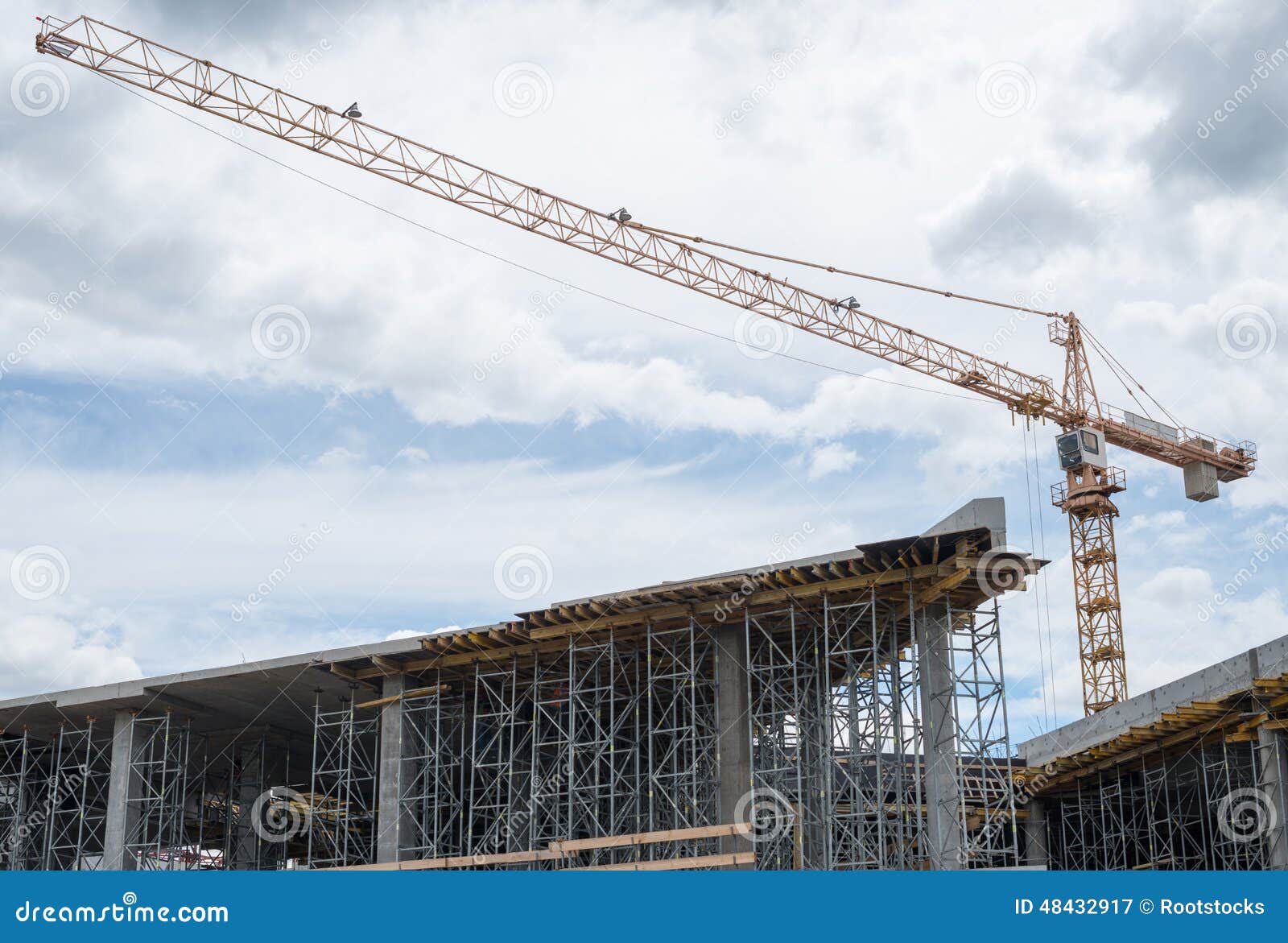 Struttura Della Costruzione E Gru a Torre Immagine Stock - Immagine di ...