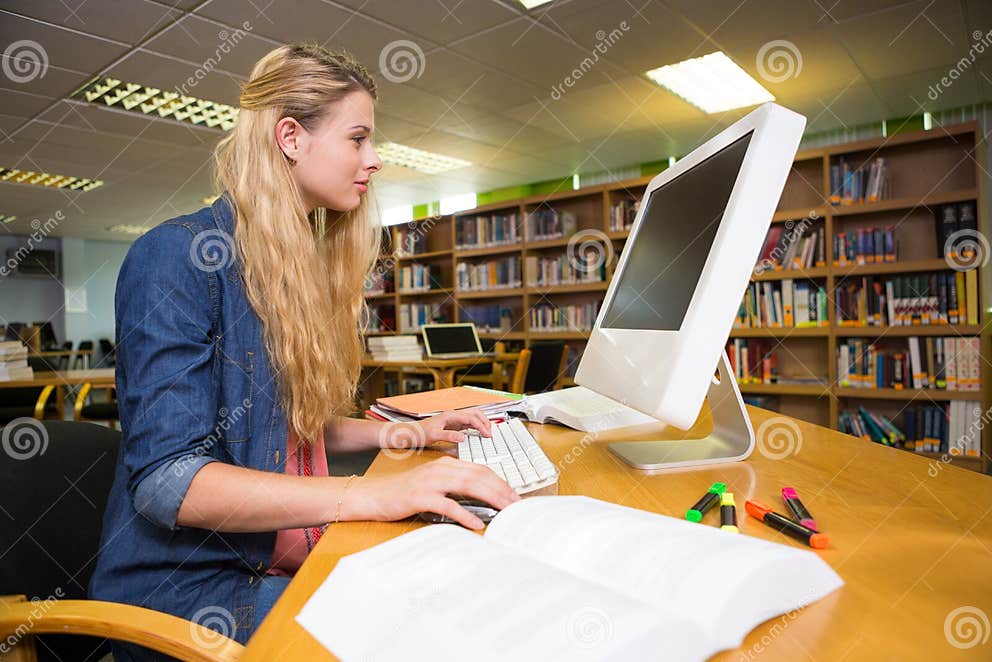 Student, Der in Der Bibliothek Mit Computer Studiert Stockbild - Bild ...