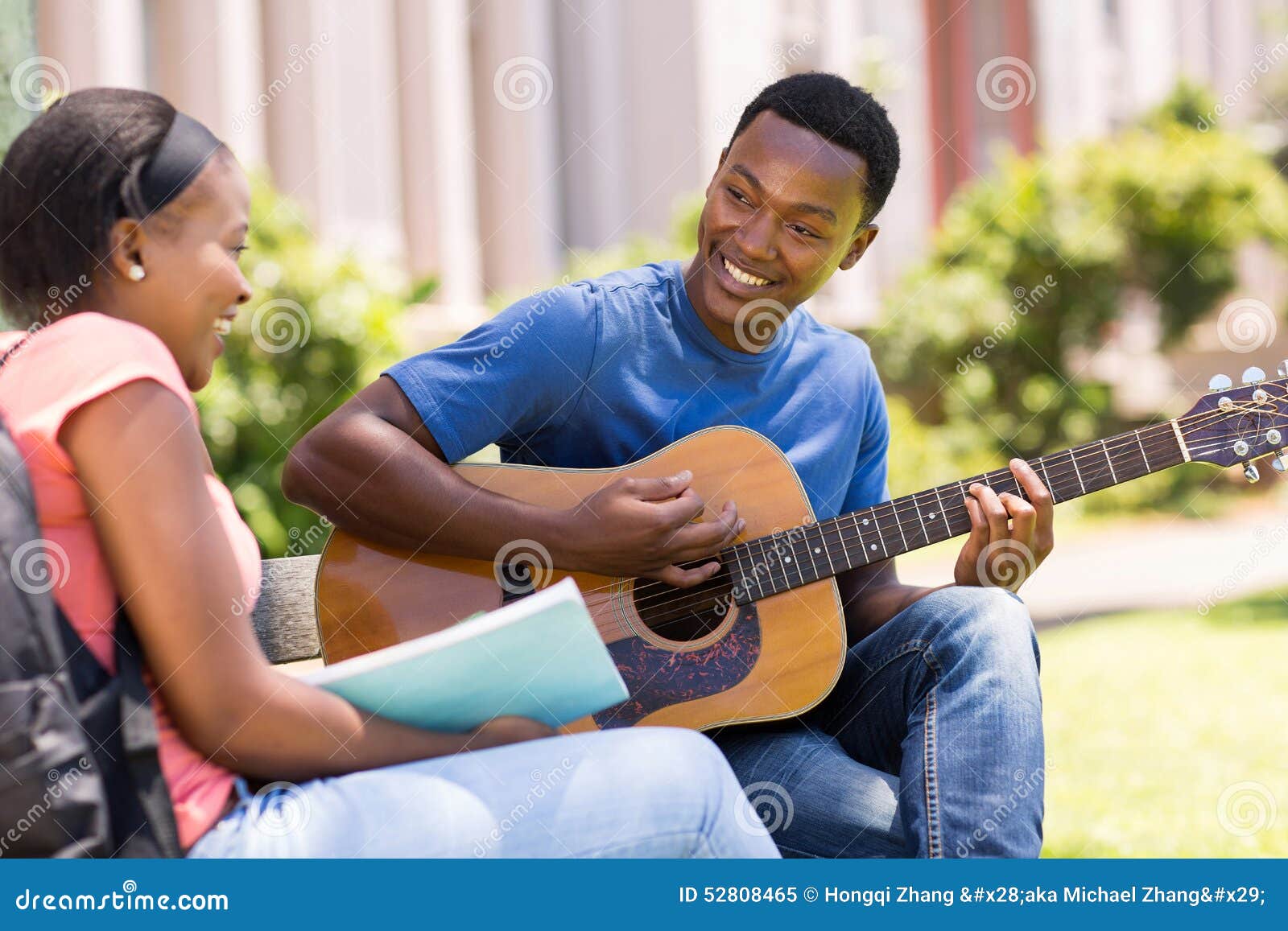 Student, Der Gitarrenfreundin Spielt Stockbild - Bild von akademisch ...