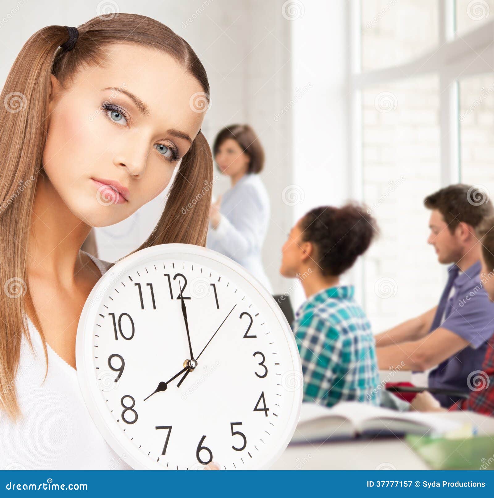 Student, der Uhr zeigt stockbild. Bild von stunde, management - 37777157