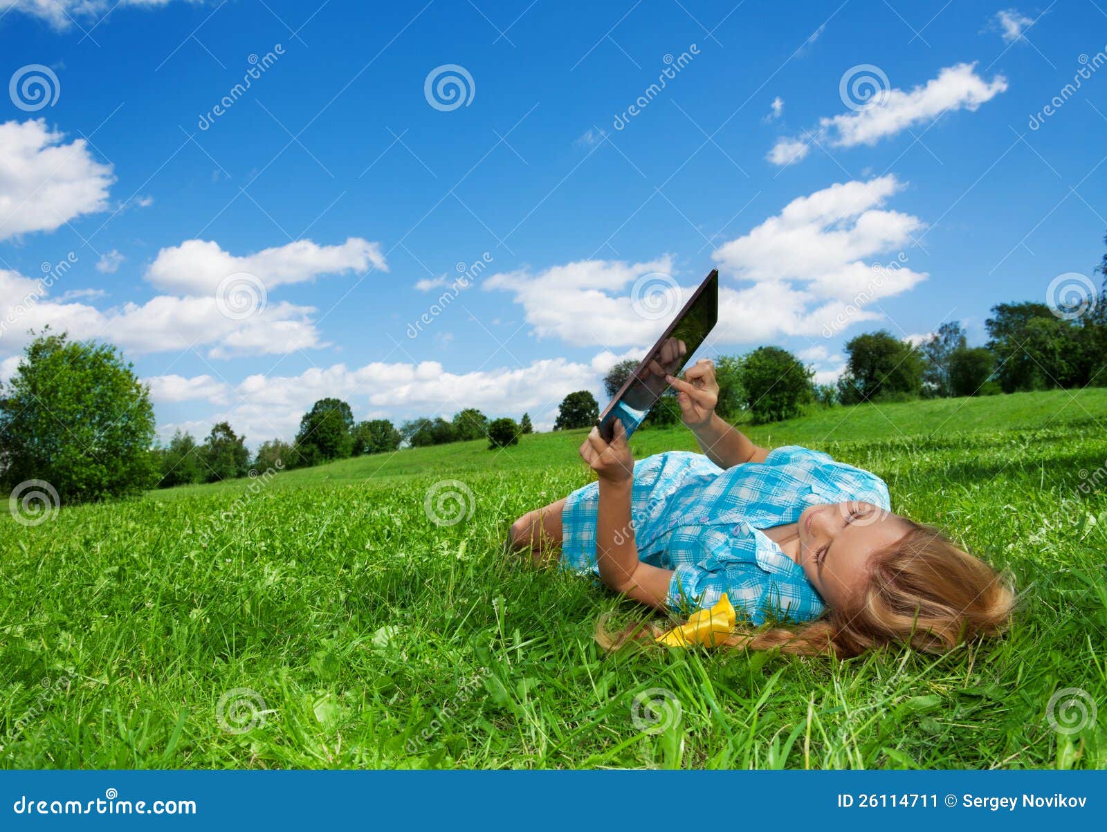 Student Enjoying Internet in Park Stock Image - Image of beauty, female ...