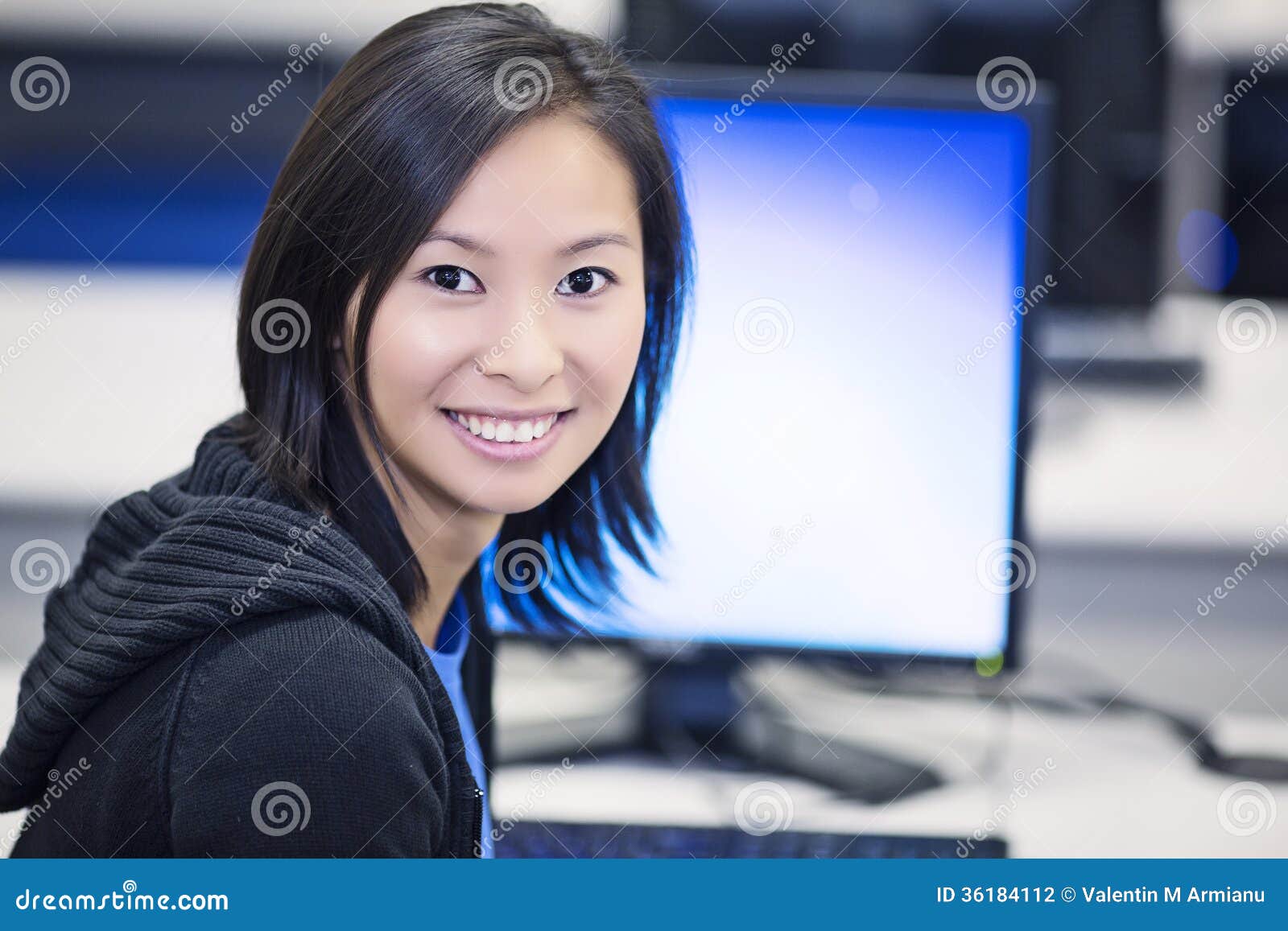 Student im Computer-Labor stockfoto. Bild von gemischt - 36184112