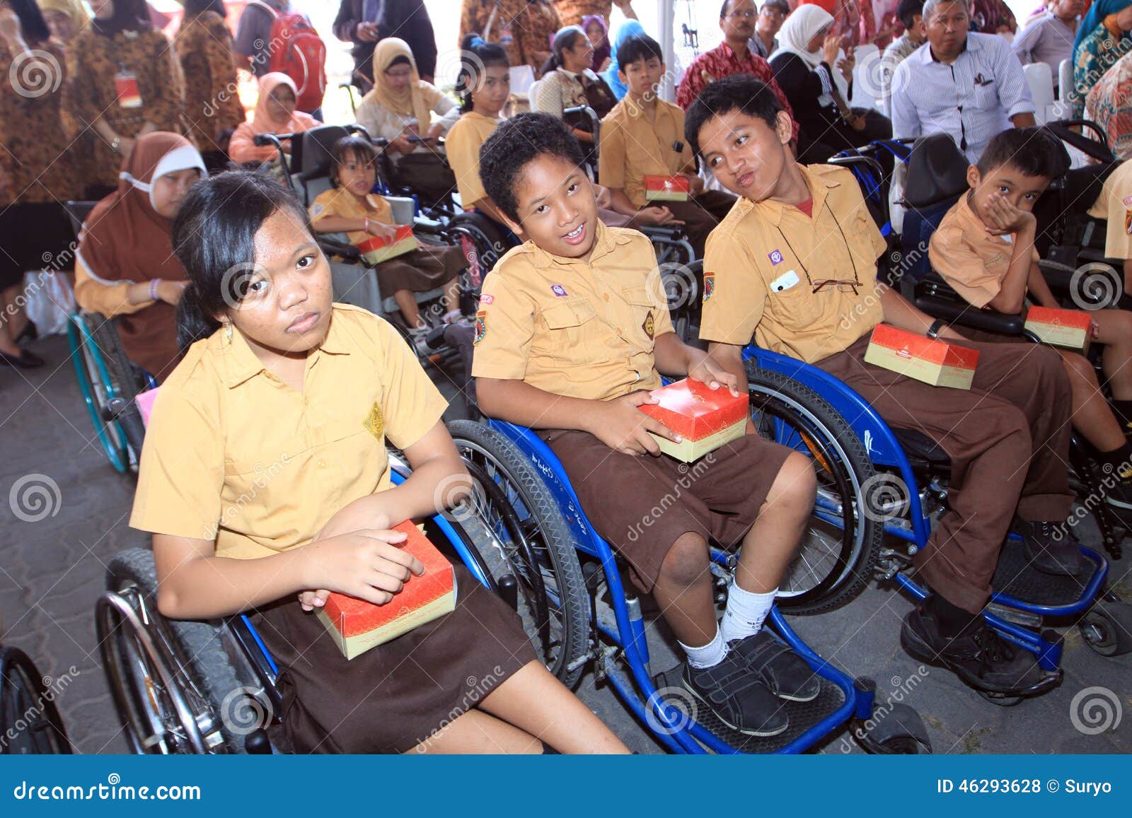 Student med handikapp redaktionell arkivfoto. Bild av motivering - 46293628