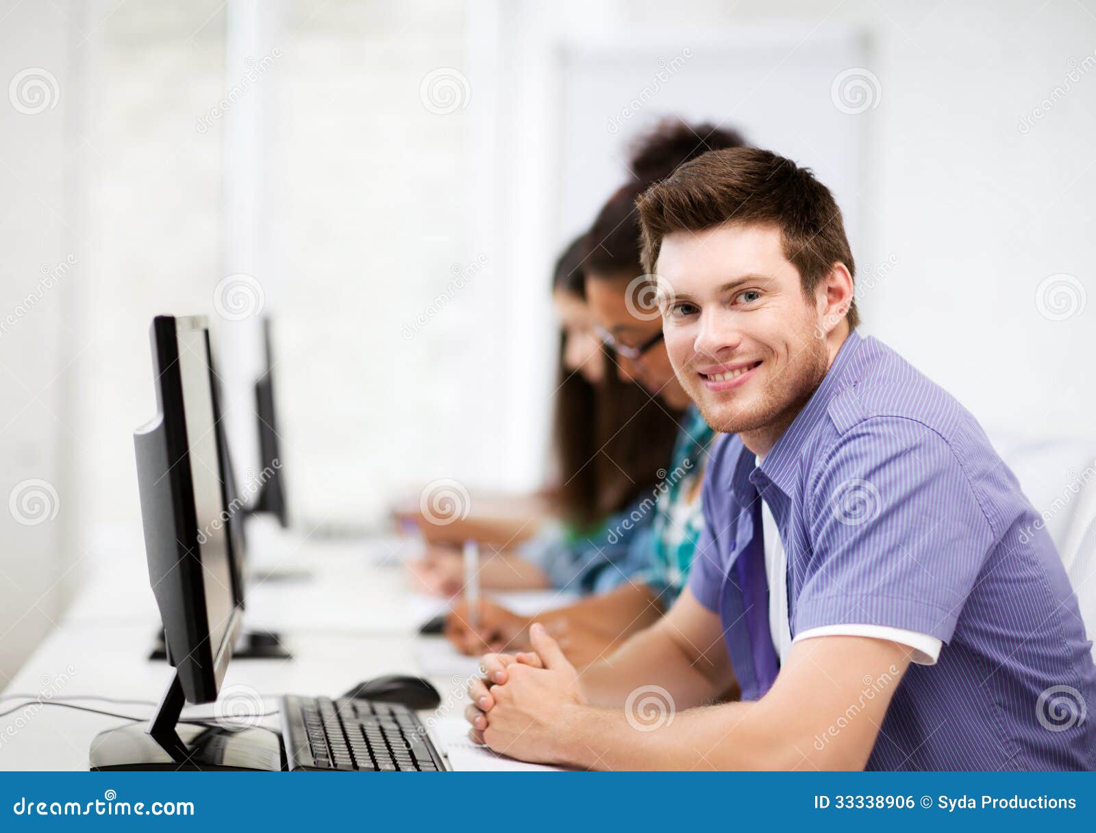 Student Mit Computer in Der Schule Studierend Stockfoto - Bild von mann ...