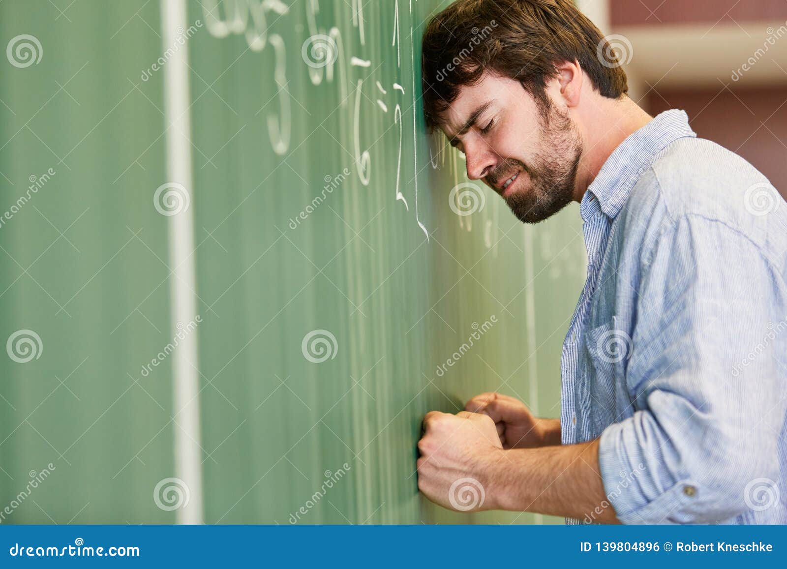 Student mit Frustration stockfoto. Bild von wissenschaften - 139804896