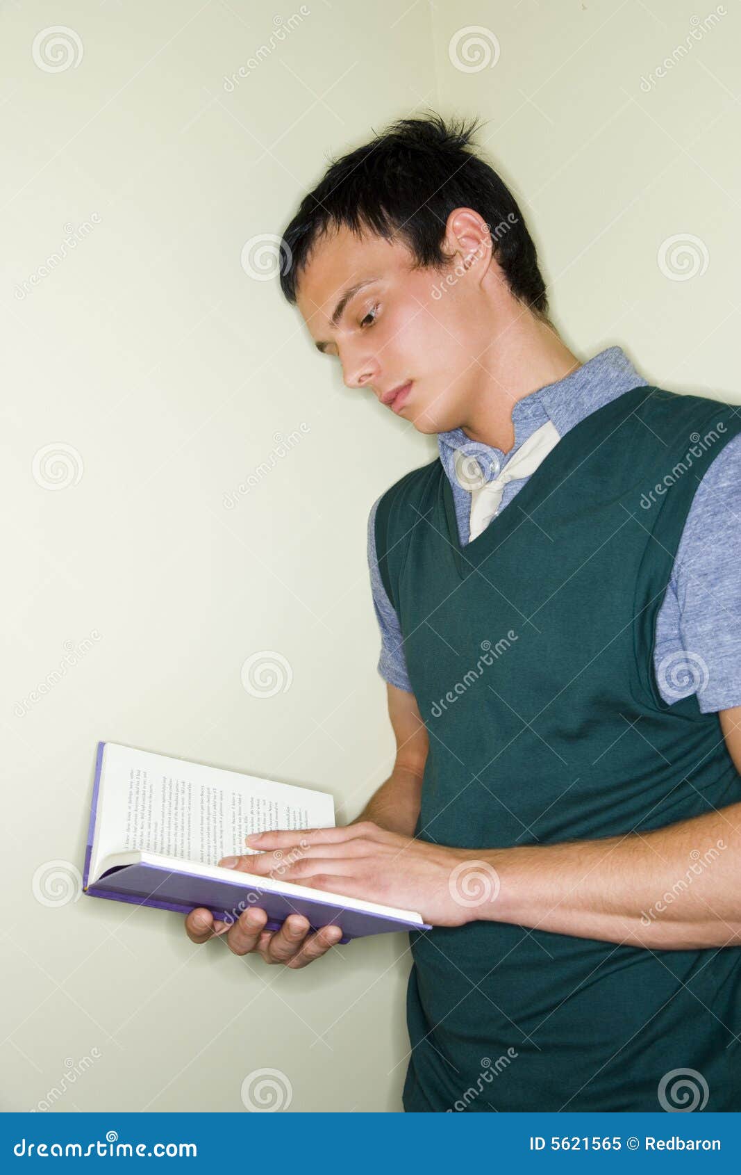 Student reading book stock image. Image of green, concentrating - 5621565