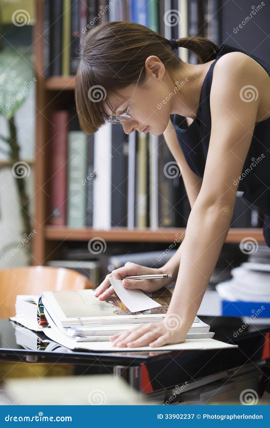 Student Researching in Library Stock Afbeelding - Image of hoger ... Student Researching in Library Stock Afbeelding - Image of hoger ...