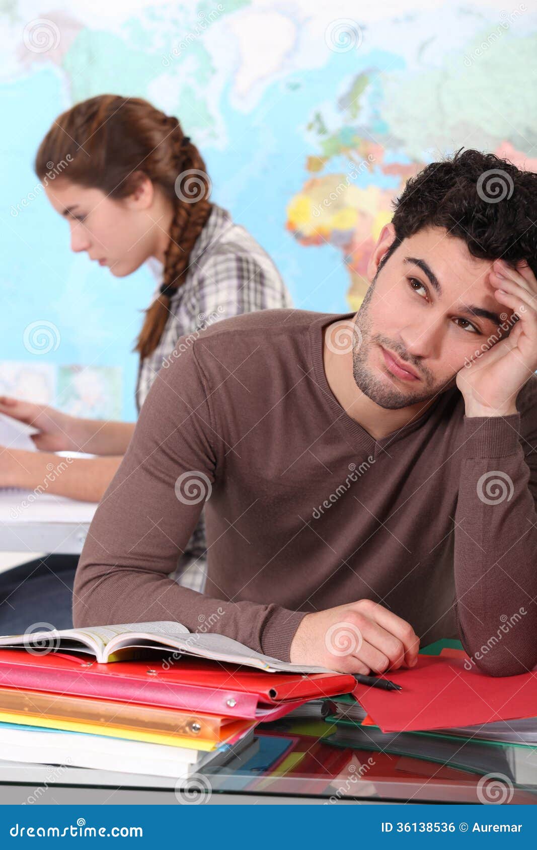 Studente annoiato in aula fotografia stock. Immagine di casuale - 36138536