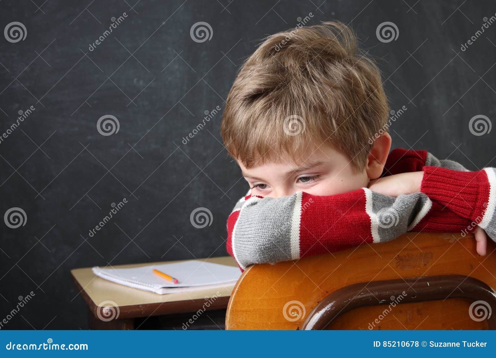 Studente Annoiato E Scoraggiato Fotografia Stock - Immagine di aula ...