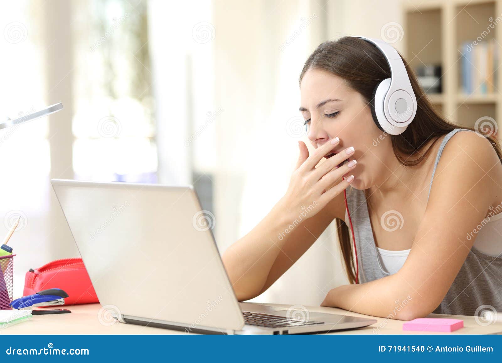 Studente Annoiato E Stanco Che Sbadiglia Fotografia Stock - Immagine di ...