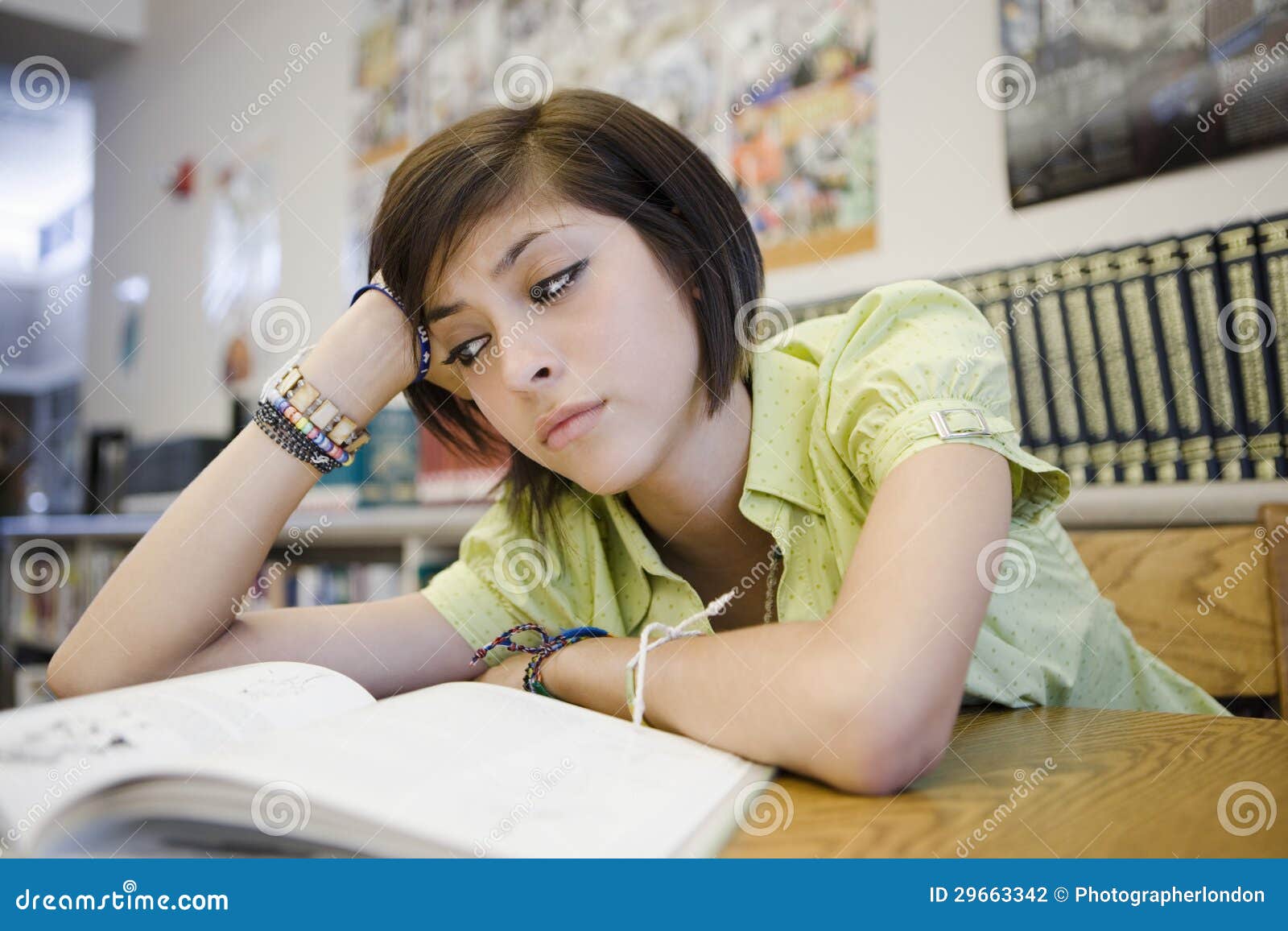 Studente Annoiato in Library Della High School Fotografia Stock ...