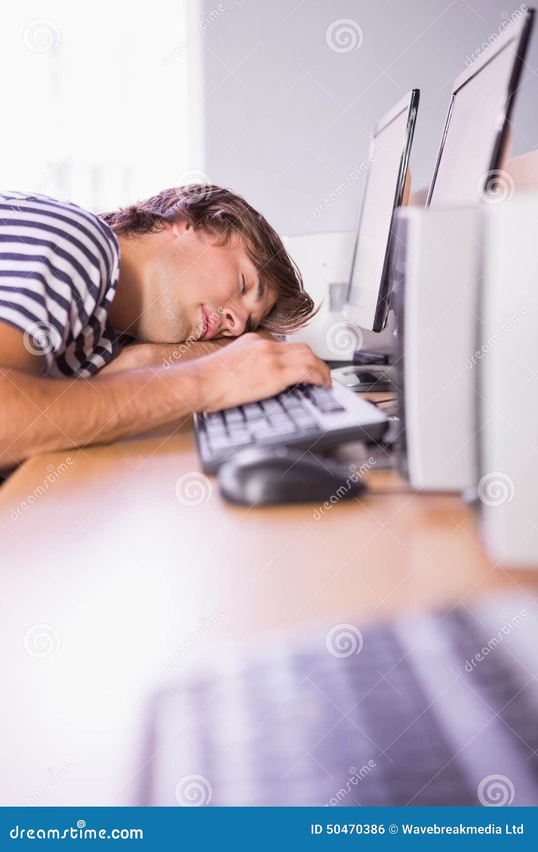 Studente Che Dorme Sul Computer in Aula Fotografia Stock - Immagine di ...