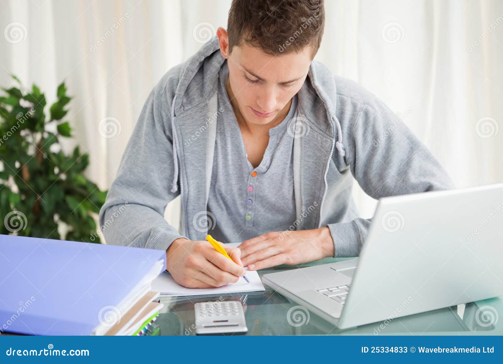 Studente Che Fa Il Suo Compito Immagine Stock - Immagine di interno ...