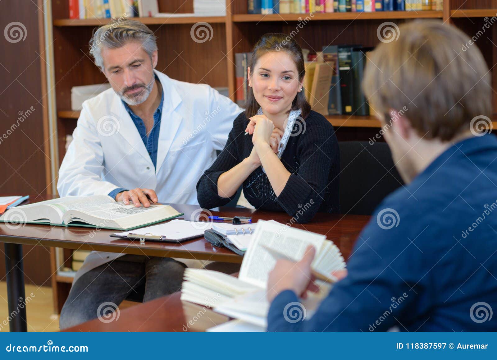 Studente Che Passa Esame Orale Di Biblioteca Universitaria Immagine ...