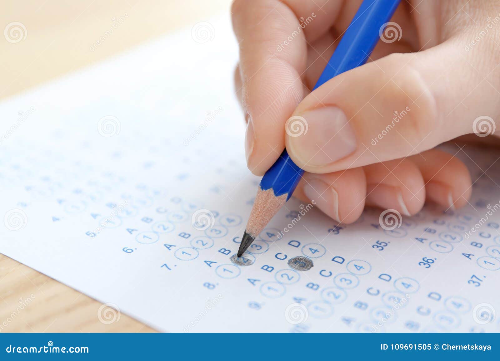 Studente Che Sceglie Le Risposte Nella Forma Della Prova Per Passare ...