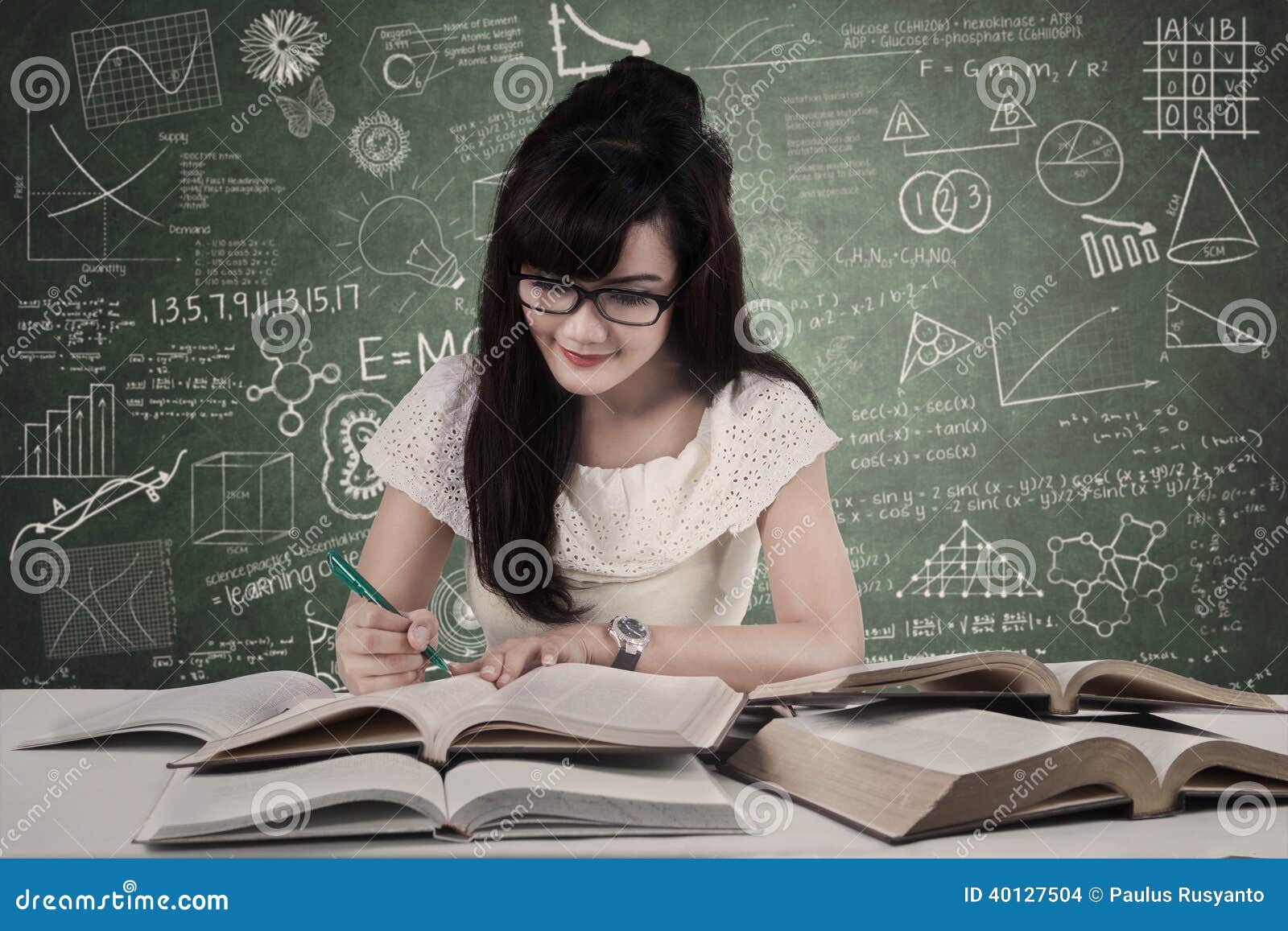 Studente Che Studia All'aula Fotografia Stock - Immagine di adulto ...