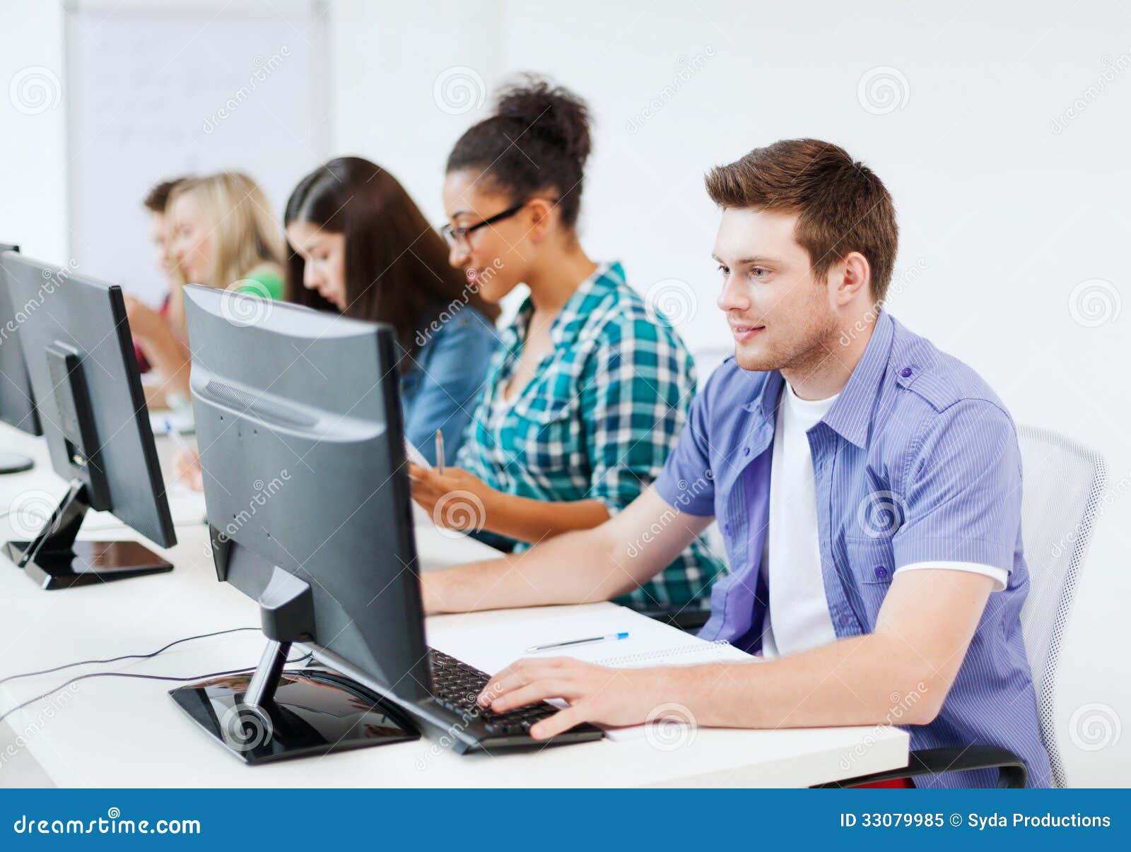 Studente Con Il Computer Che Studia Alla Scuola Immagine Stock ...