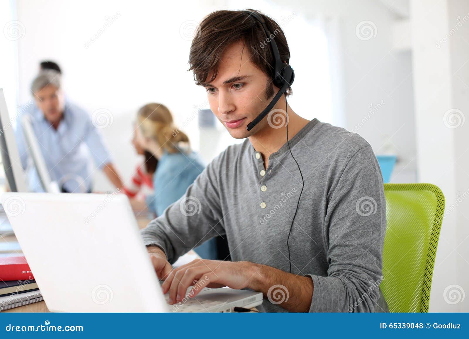 Studente Con La Cuffia Avricolare Che Lavora Al Computer Fotografia ...