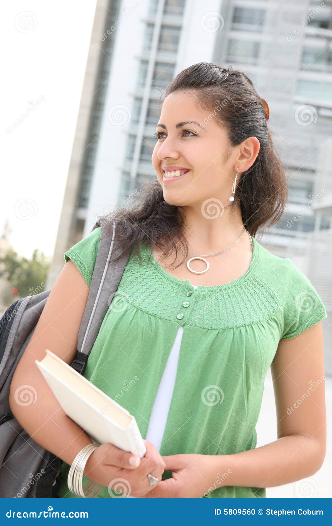 Studente Die Op De Campus Van De Universiteit Loopt Stock Foto - Image ...