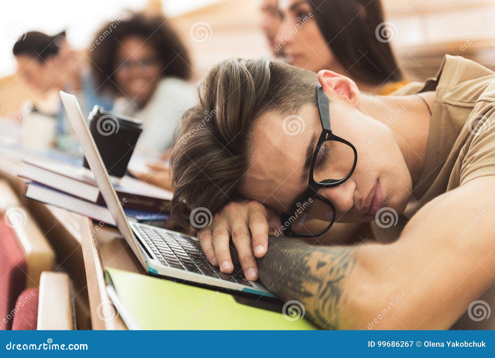 Studente Maschio Annoiato Che Dorme Sulla Conferenza Immagine Stock ...