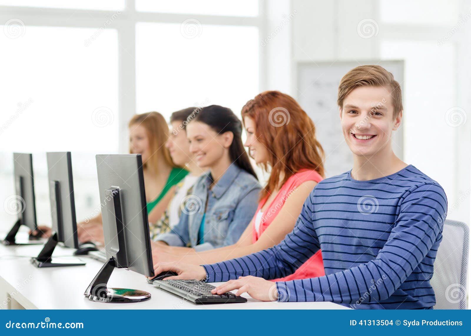 Studente Maschio Con I Compagni Di Classe Nella Classe Del Computer ...