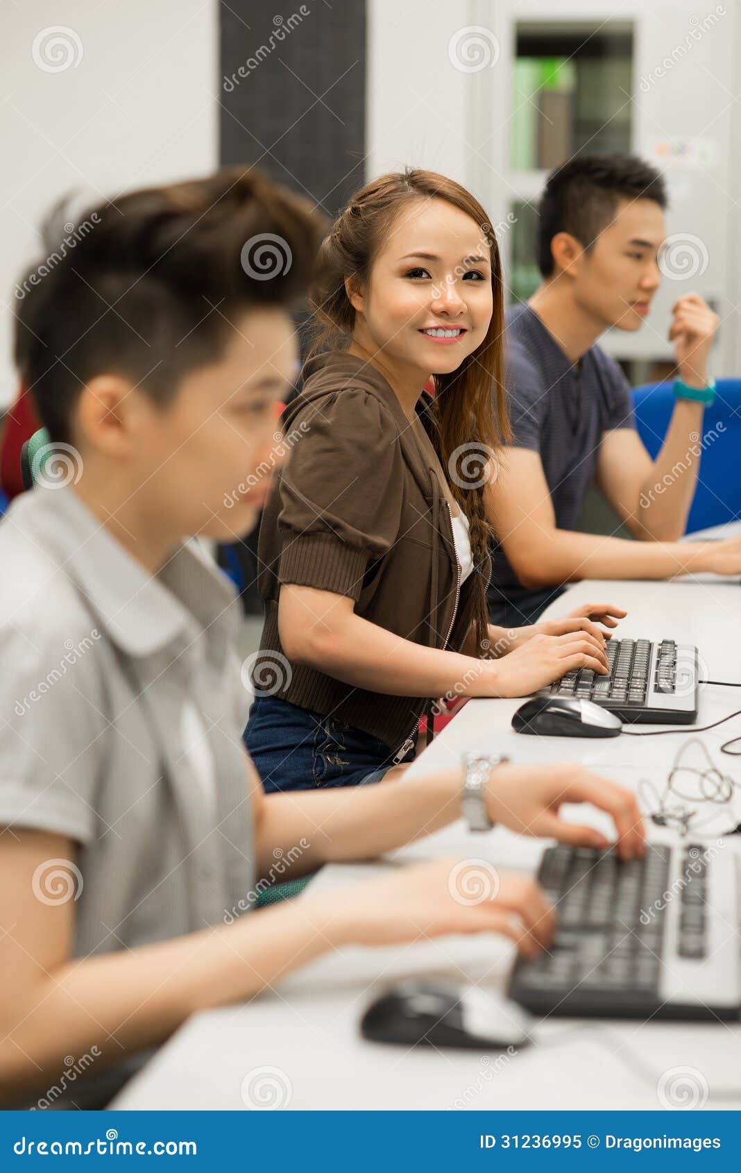 Studente Nell'computer-aula Immagine Stock - Immagine di conoscenza ...