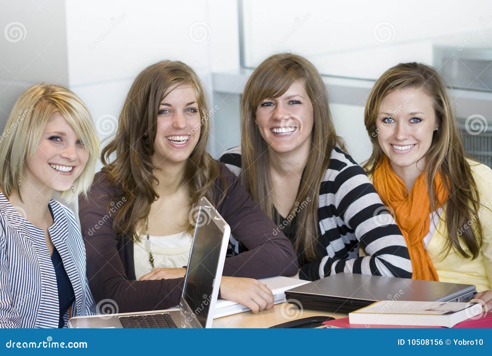 Studenten stock foto. Image of brunette, eerstejaarsstudent - 10508156