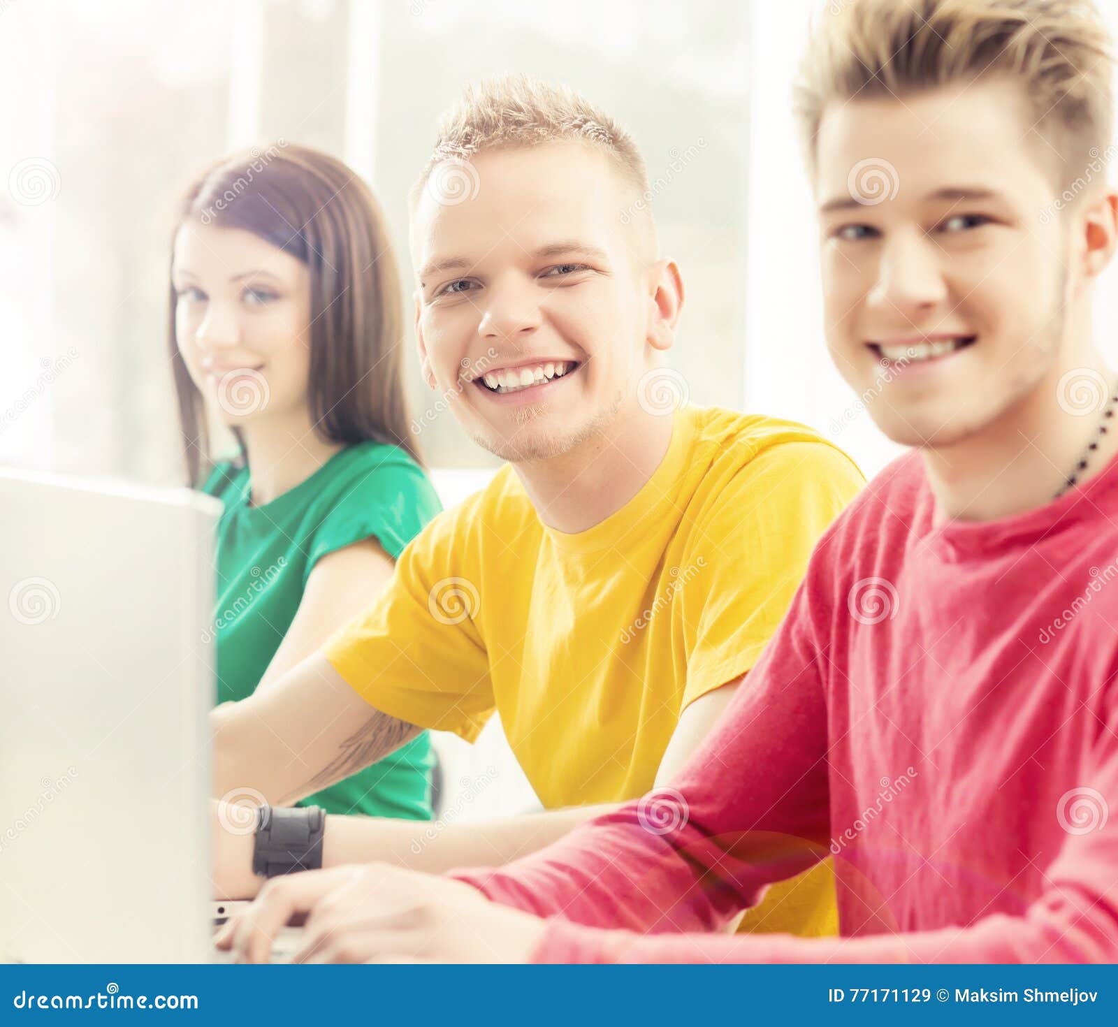 Studenten Bij De Informatica En Programmeringsles Stock Afbeelding ...