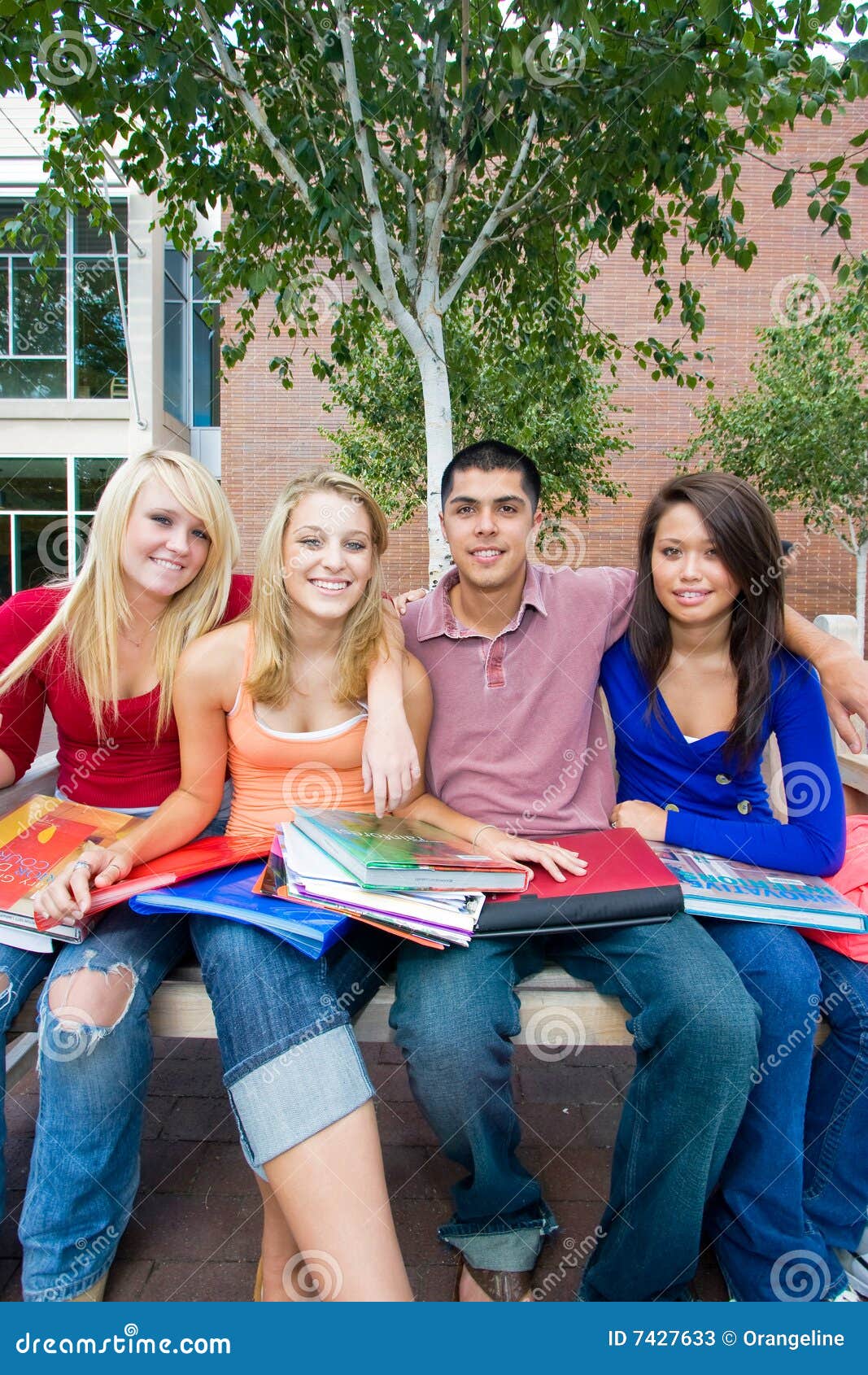 Studenten buiten School stock afbeelding. Image of buiten - 7427633