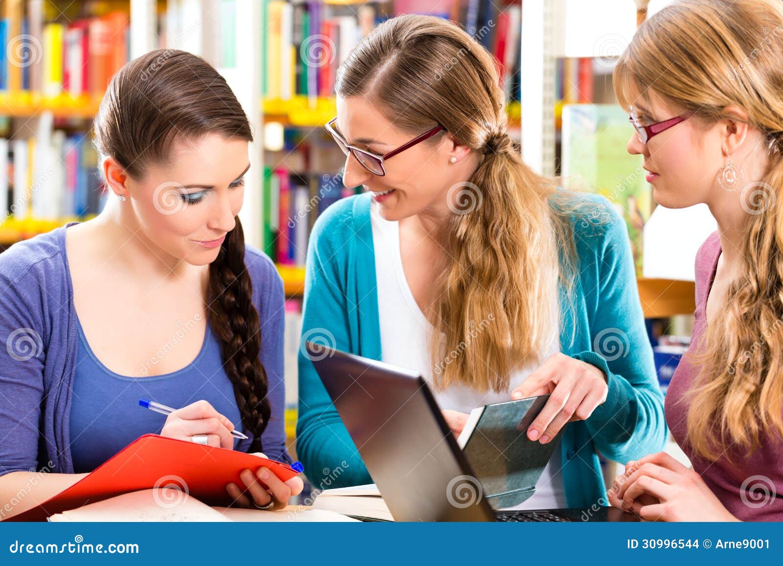 Studenten in Der Bibliothek Sind Eine Lernengruppe Stockfoto - Bild von ...