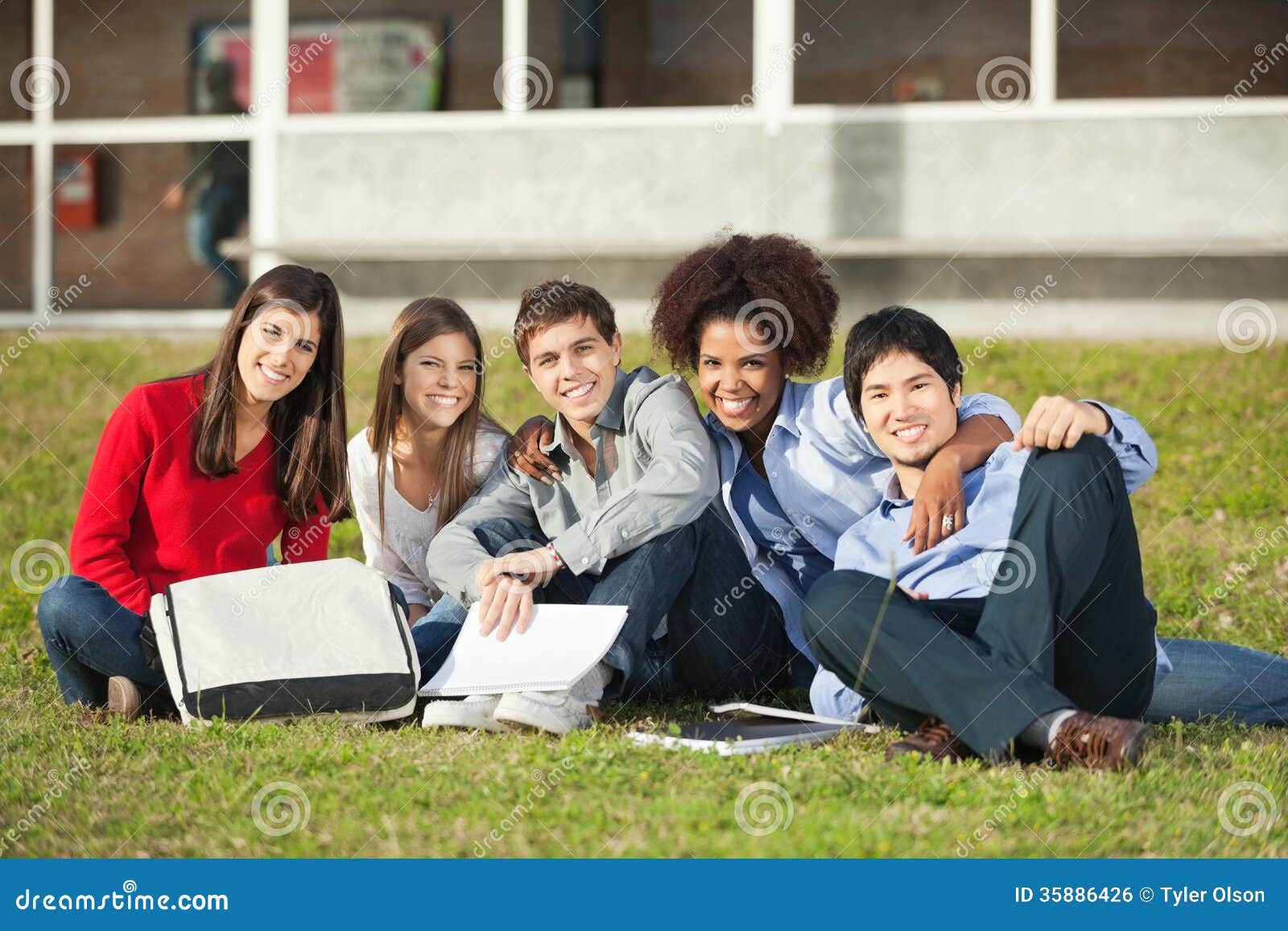 Studenten, Die Auf Gras am College-Campus Sitzen Stockfoto - Bild von ...