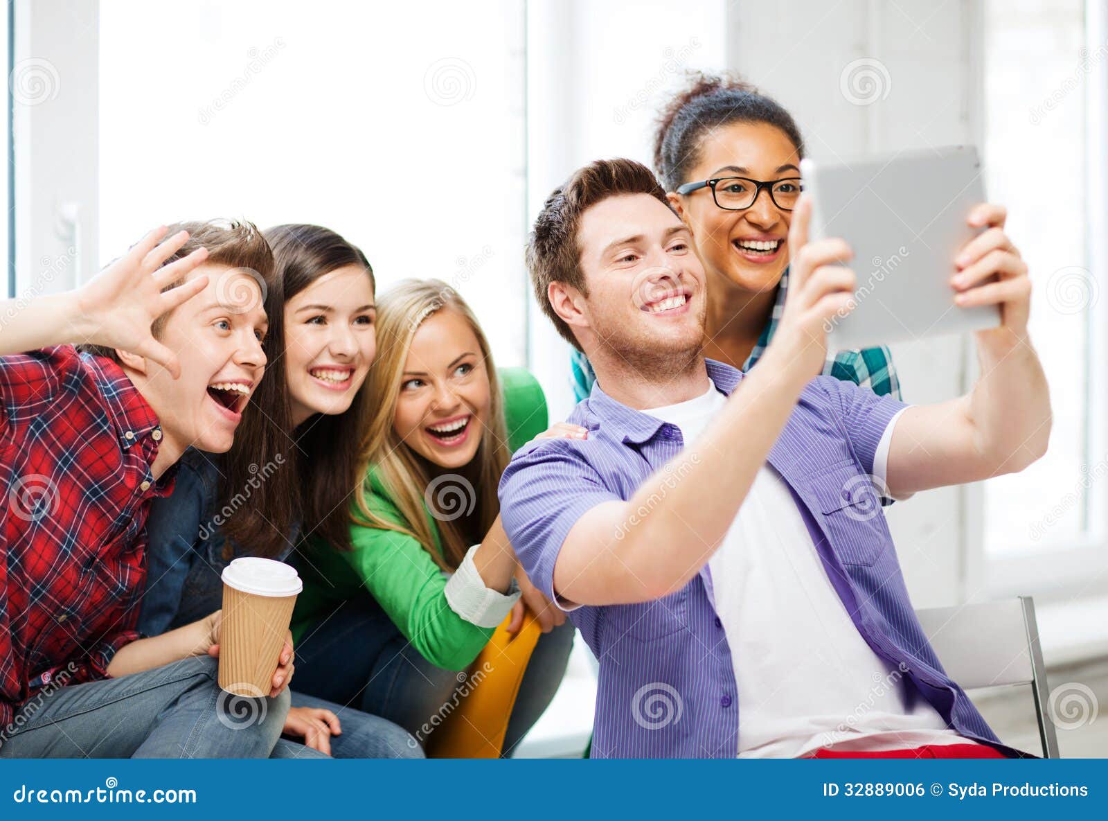 Studenten, Die Bild Mit Tabletten-PC an Der Schule Machen Stockfoto ...