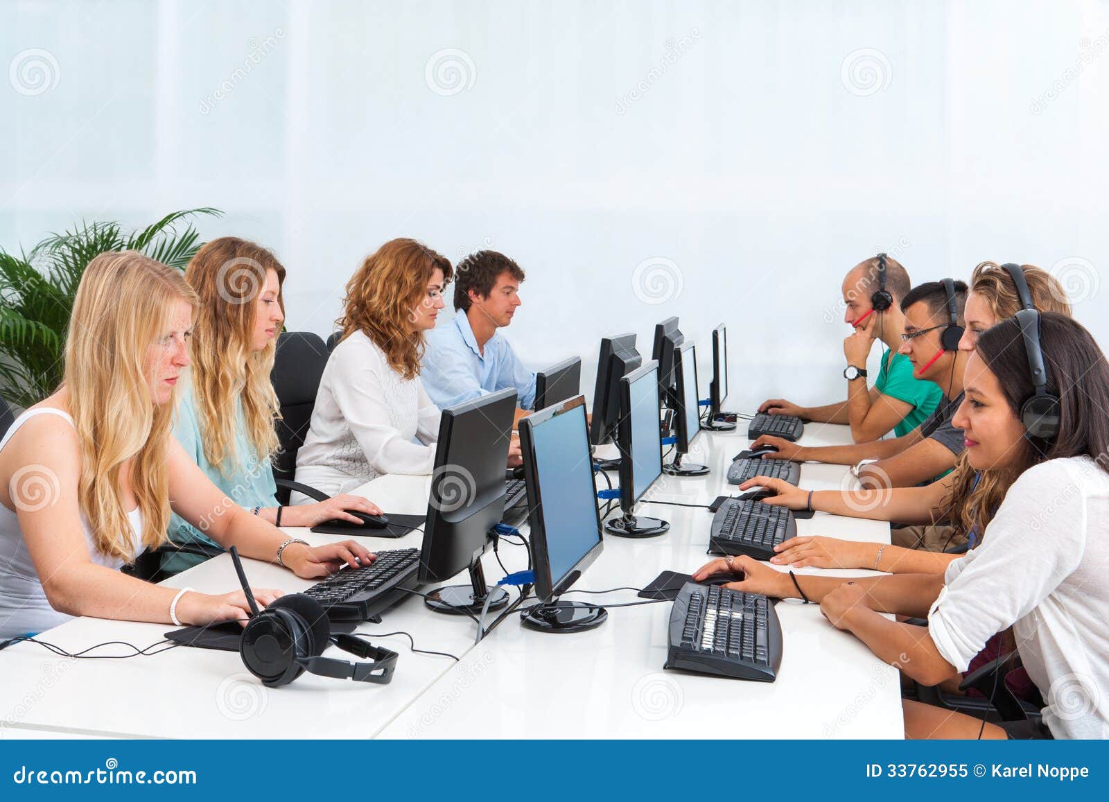 Studenten, Die an Computern Arbeiten. Stockbild - Bild von entwerfer ...