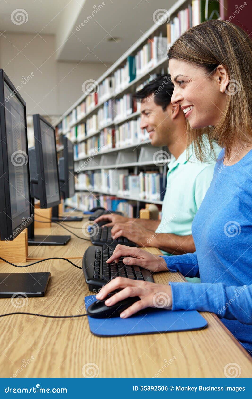 Studenten, Die an Computern in Der Bibliothek Arbeiten Stockfoto - Bild ...